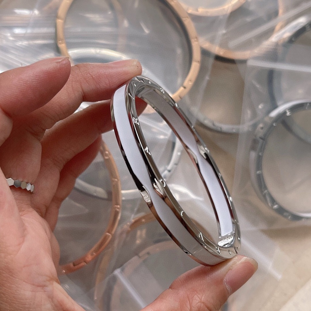 【B-home-VLGAR】สร้อยข้อมือเหล็กไทเทเนียม 18k ลายตัวอักษร สีดํา และสีขาว ...