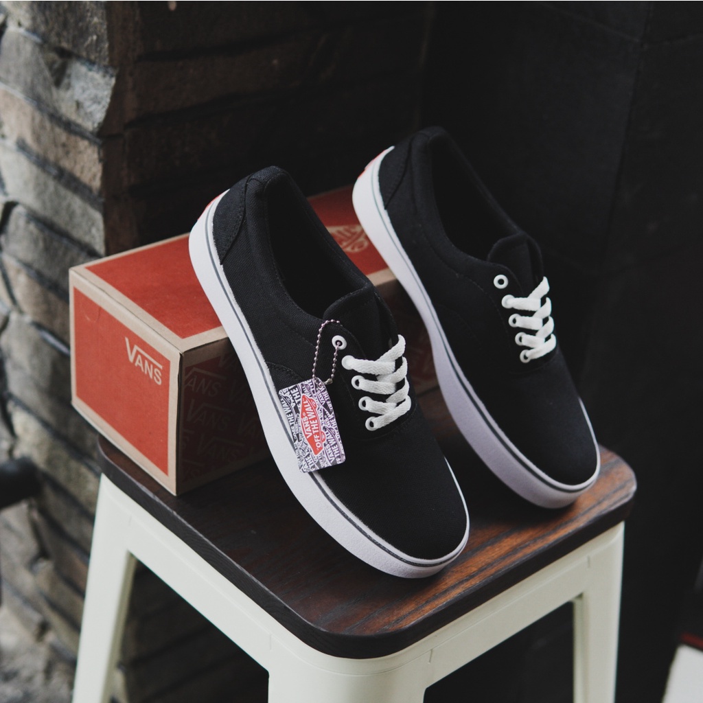 Sepatu Sneakers Casual Pria VANS Authentic Old Skool Hitam Dan Marun ...