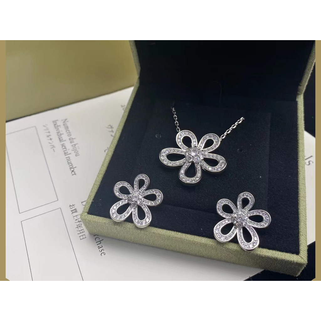 Vca Van Cleef & Arpels ชุดสร้อยคอ จี้รูปใบโคลเวอร์สี่แฉก ประดับเพชร และ ...