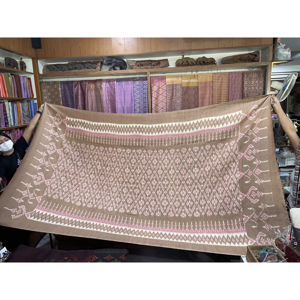 พรมไหมมัดหมี่ ไหมแท้ สีธรรมชาติ ขนาด 146x260ซม. ลายโคมห้า สีชมพูเบจ ...