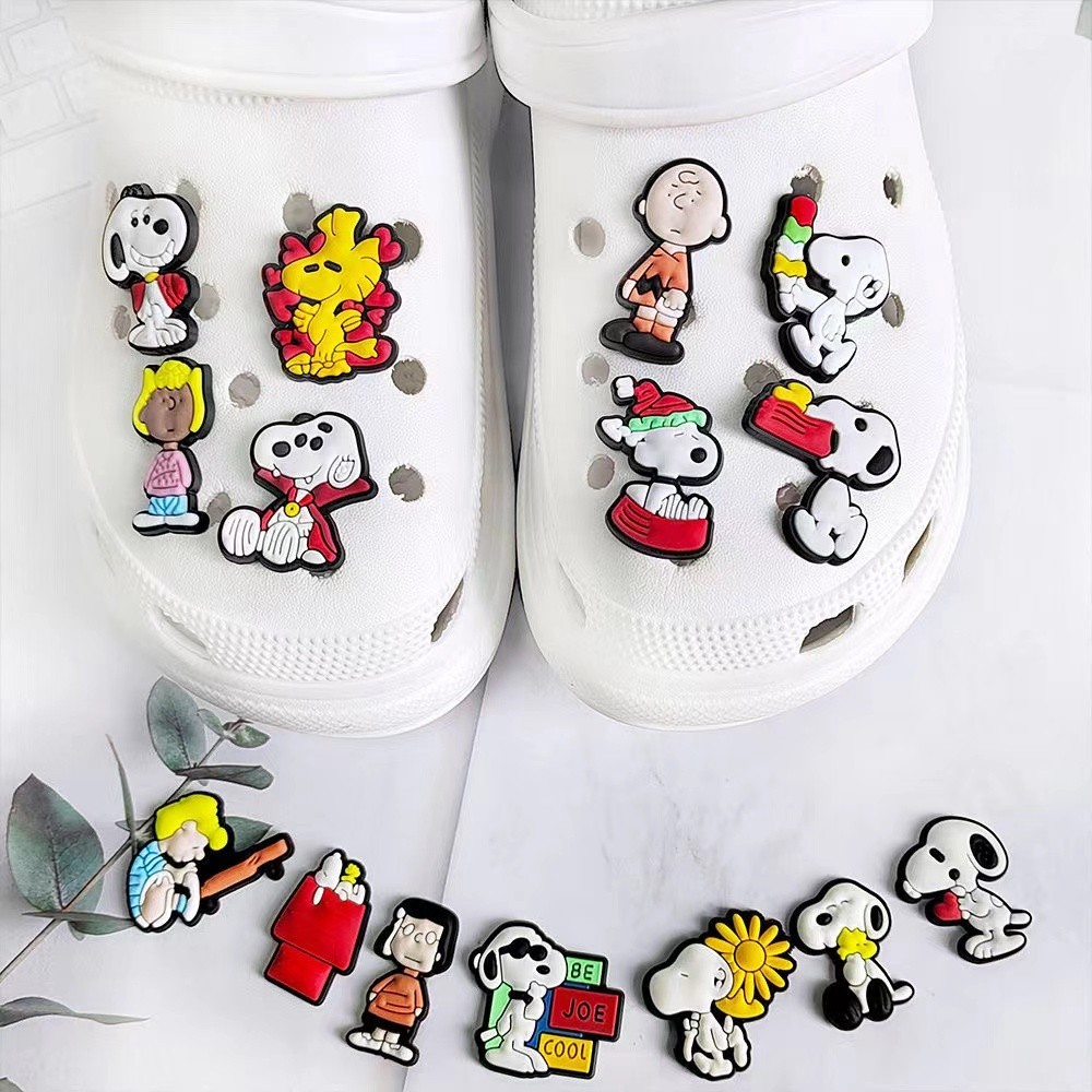 ใหม่ Crocs Snap Hole รองเท้าชายหาดรองเท้า DIY หัวเข็มขัดตลก Snoopy PVC ...