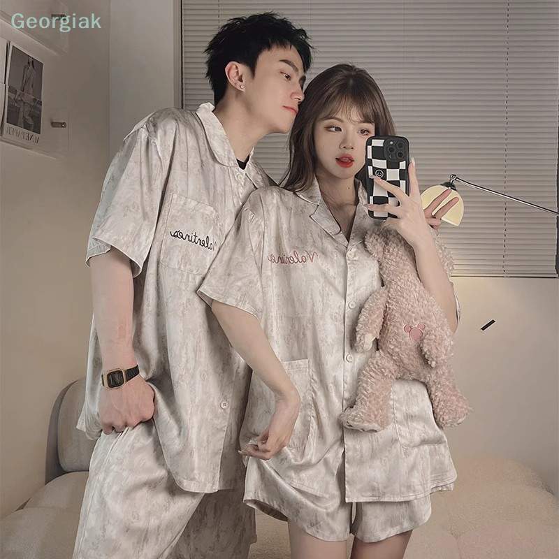 Geor Silk-like Couple Pyjamas Set พิมพ์เสื้อแขนสั้นและกางเกงขาสั้นชุด ...