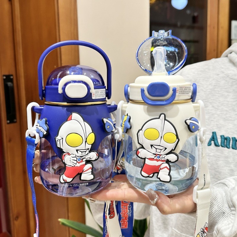 ถ้วยพลาสติกอุลตร้าแมนขวดน้ําการ์ตูนน่ารักพร้อมฟางขวด Tritan Bpa ฟรีชาย Crossbody 820ml ถ้วยน้ํา ...