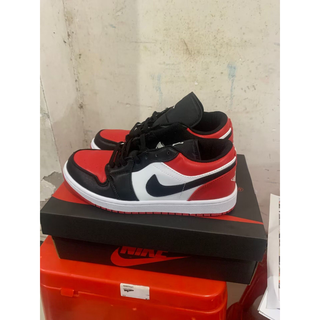Air Jordan 1 Low Bred Toe รองเท้าย้อนยุคสีดำสีแดง553558-612รองเท้าผ้าใบ ...