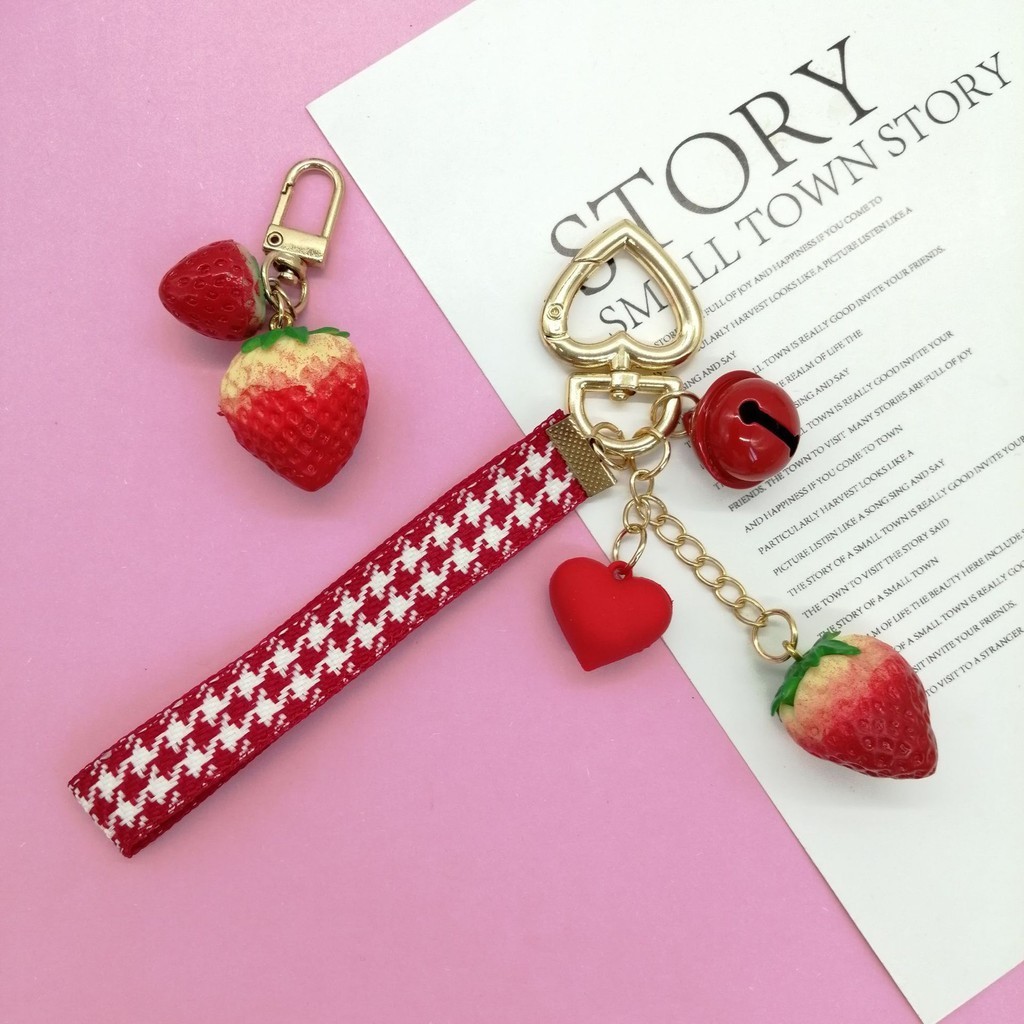 สตรอเบอร์รี่หวาน Bell Key Chain น่ารักจําลองผลไม้พวงกุญแจสําหรับผู้หญิง ...