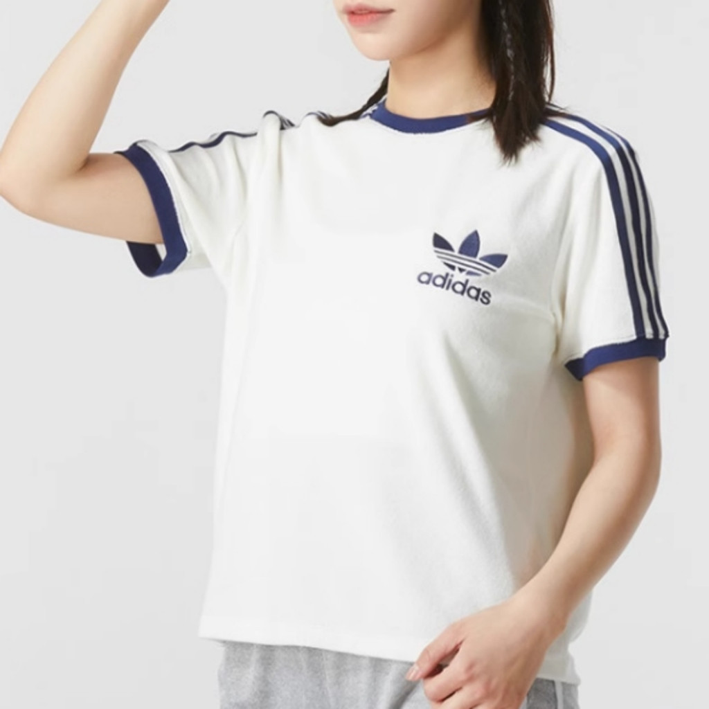 Adidas Originals ตัวอักษรผู้หญิงปักโลโก้ลายคอกลมเสื้อยืดแขนสั้น IT9842 ...