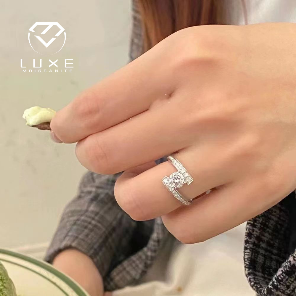 จริง Moissanite 0.5ct Modernist รอบตัดสีขาว D ประณีตช่างฝีมือแหวน S925 เงินสเตอร์ลิงการรับรอง ...