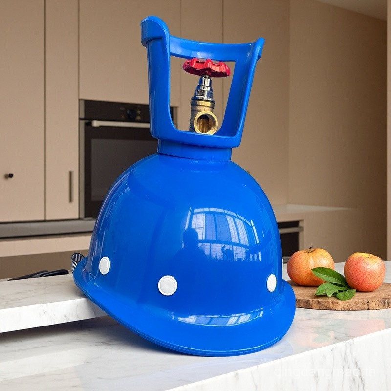 อุปกรณ์ประกอบฉากตลก: หม้อหุงข้าว กระบอกแก๊ส หมวกกันน็อค และกาต้มน้ำ ...