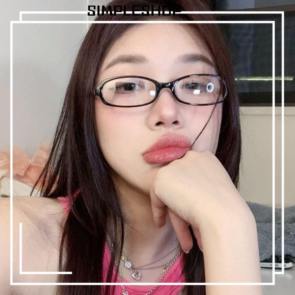 แว่นตาทรงสี่เหลี่ยม Y2K จาก SIMPLESHOP ออกแบบมาเพื่อความเบาและความสะดวกในการสวมใส่ มาพร้อมดีไซน์ ...