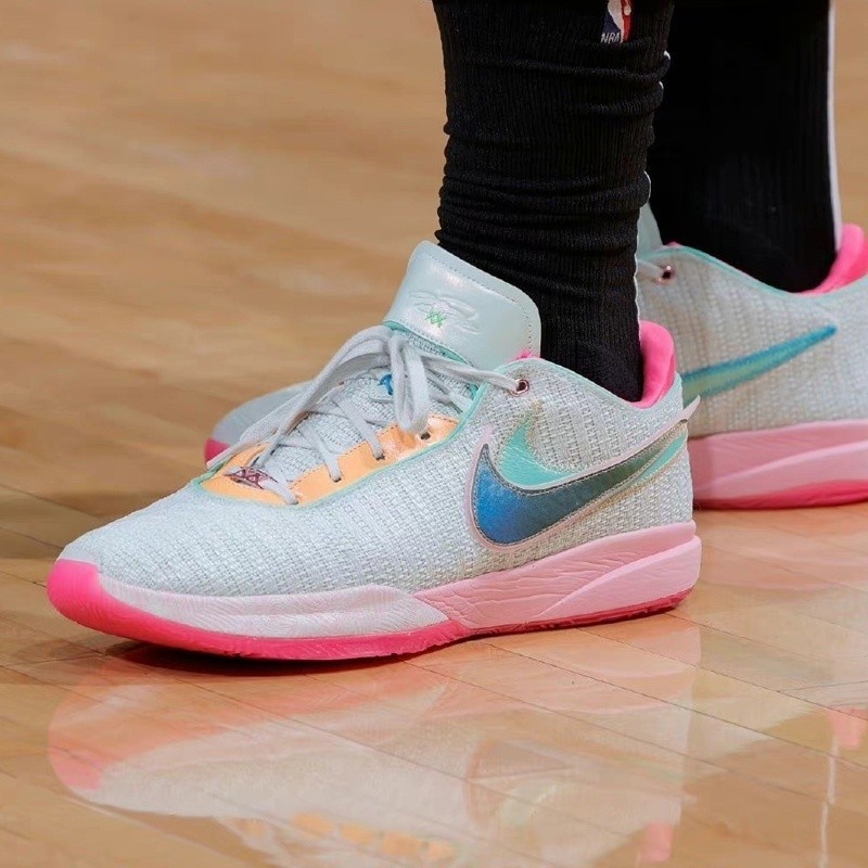 LEBRON 20 Time Machine สีขาวสีชมพู NBA รองเท้าบาสเก็ตบอลสำหรับผู้ชาย ...