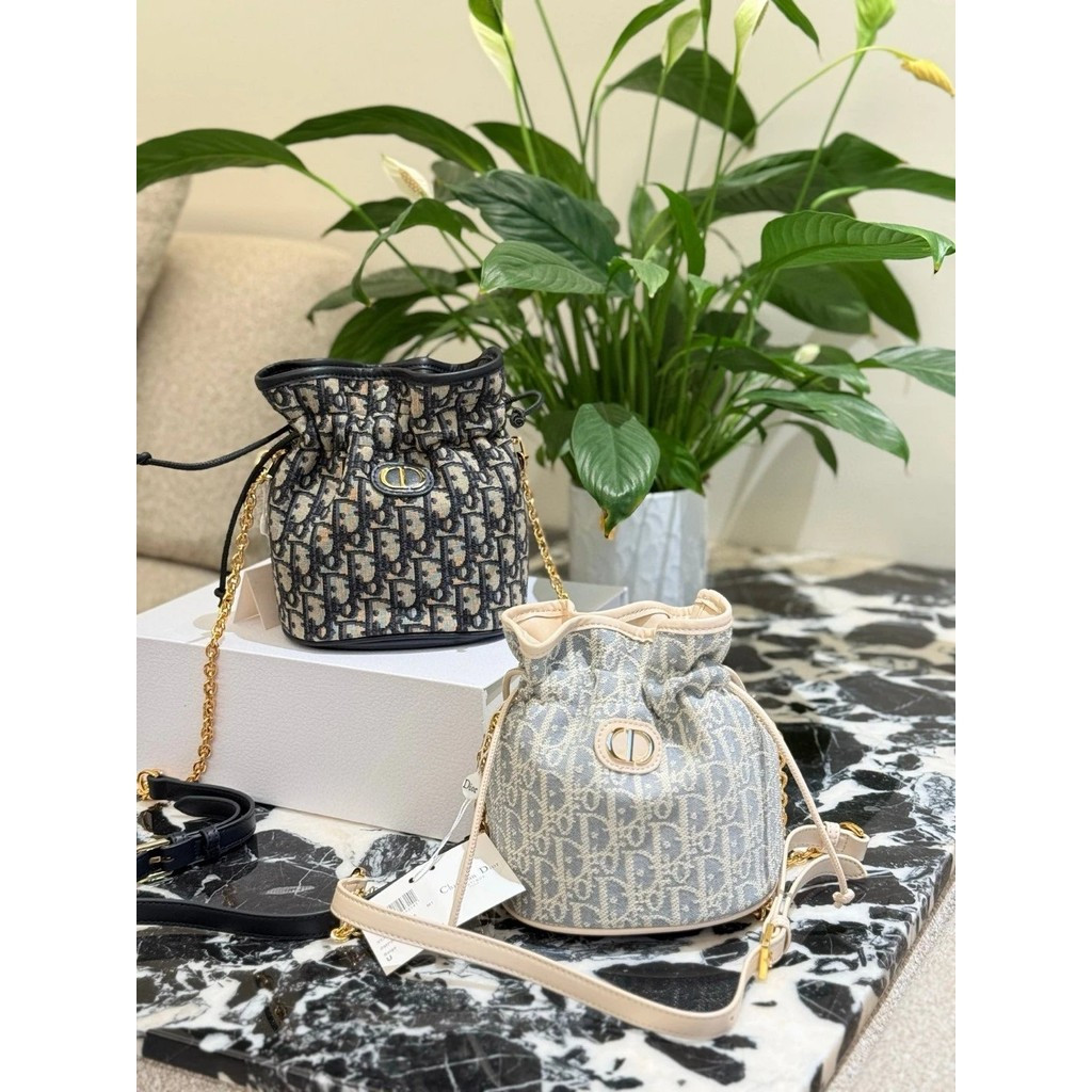 DIOR สไตล์ใหม่ Drawstring Mini Presbyopic One-Shoulder Messenger Lucky ...