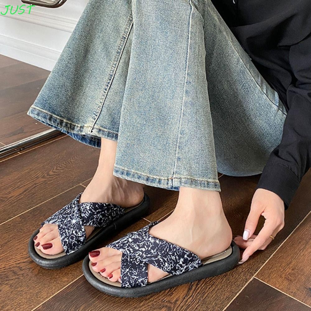 Flip Flops สำหรับชายหาด พื้นนุ่ม สไตล์หวานๆ พร้อมลายพิมพ์ดอกไม้บนพื้น ...