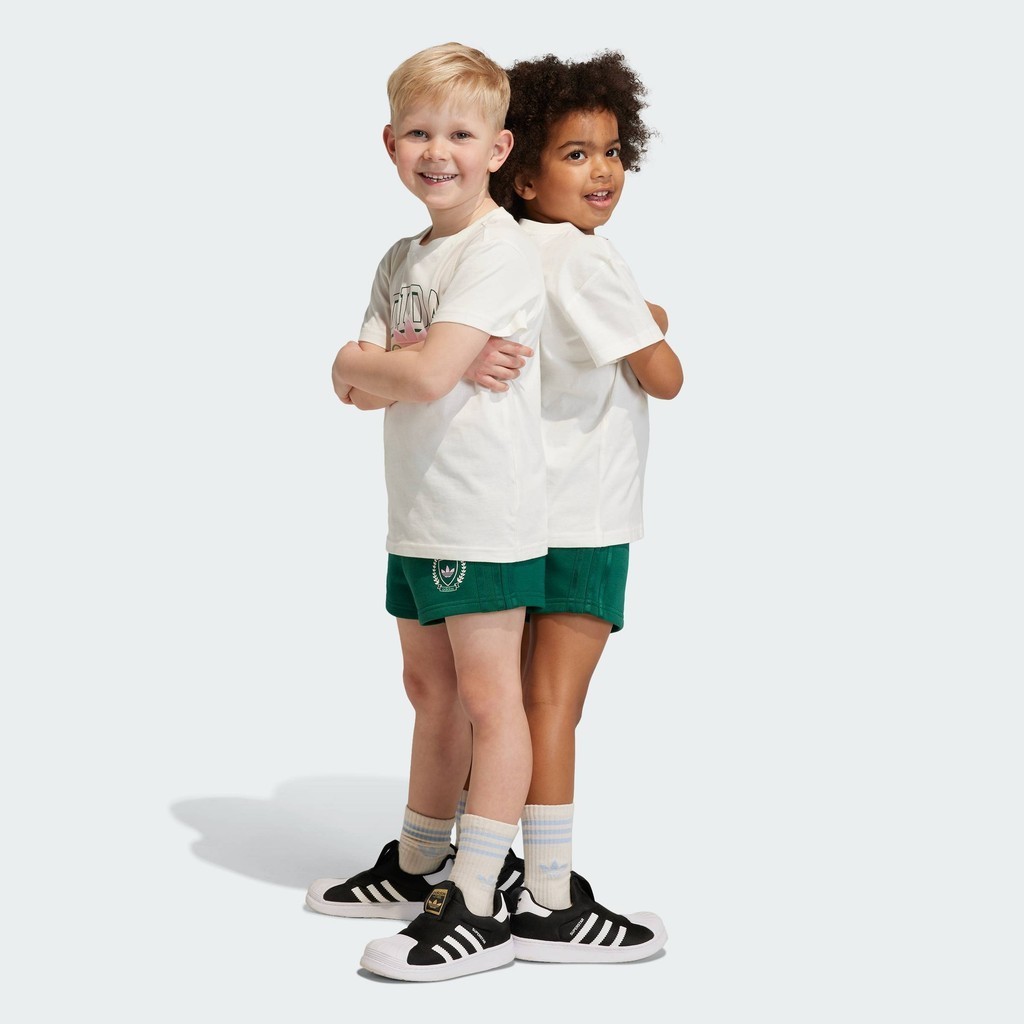 adidas ไลฟ์สไตล์ ชุดเสื้อยืดและกางเกงขาสั้น Collegiate Graphic Pack ...