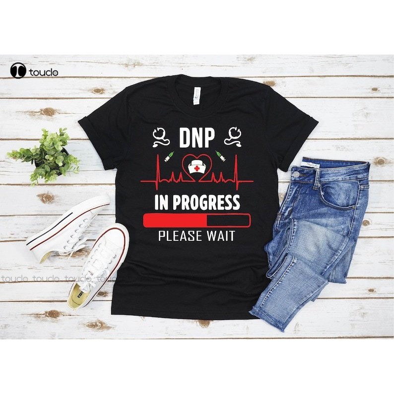 เสื้อยืดผ้าฝ้าย Dnp Doctor Of Nursing Practice In Progress ตลกพยาบาล Tshirt พยาบาลฝึกแขนเสื้อ ...