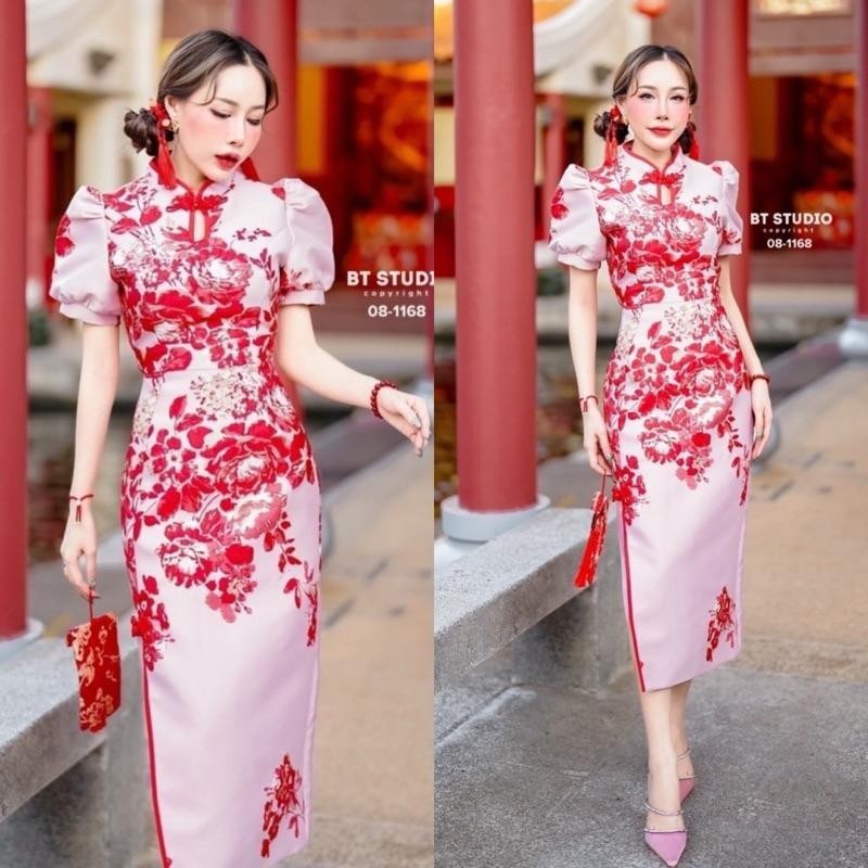 พรีออเดอร์ BT 08-1168 แม๊กซี้เดรสกี่เพ้าคอจีนแต่งกระดุมจีนตรงกลางงานผ้าทอลายดอกไม้สีแดงตัดดิ้น ...