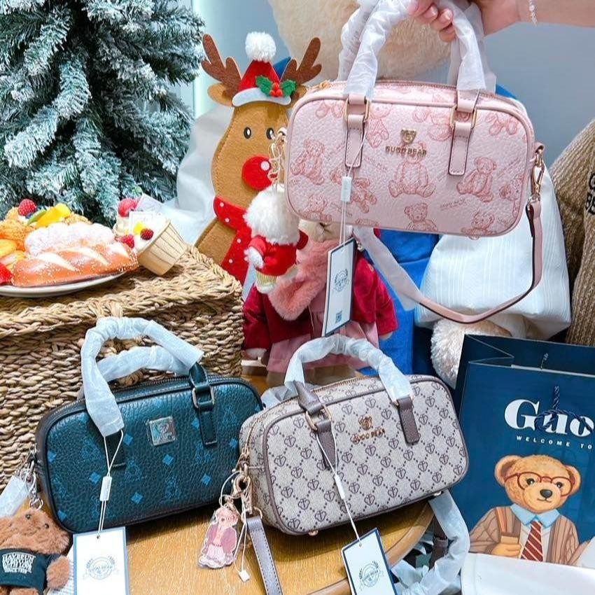 กระเป๋า GUOO BEAR ทรงหมอน สีใหม่ ขนาด 23*8*13cm พร้อมสายสะพายข้างและพวง ...