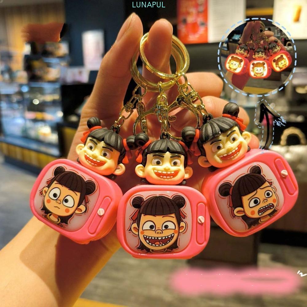 LUNAPUL จี้ของเล่นทีวี, แบตเตอรี่ปุ่มพลาสติกสีสันกระพริบพวงกุญแจ Ne Zha ...