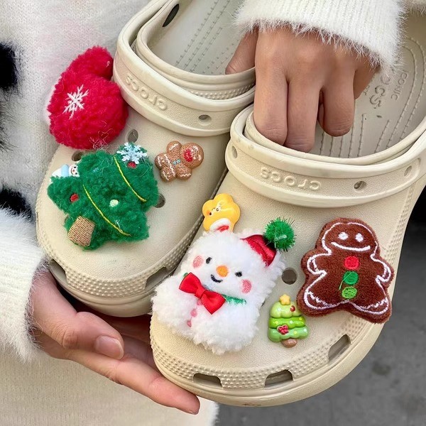 Cozy Christmas Tree Snowman ถุงมือสําหรับผู้หญิง crocs charms อุปกรณ์ ...