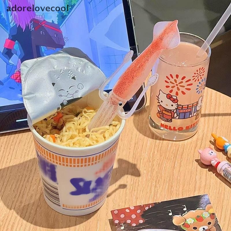 ADTH ตลกปลาหมึก Cuttlefish ส้อมผลไม้ถ้วยก๋วยเตี๋ยวบนโต๊ะอาหารส้อมบะหมี่ ...