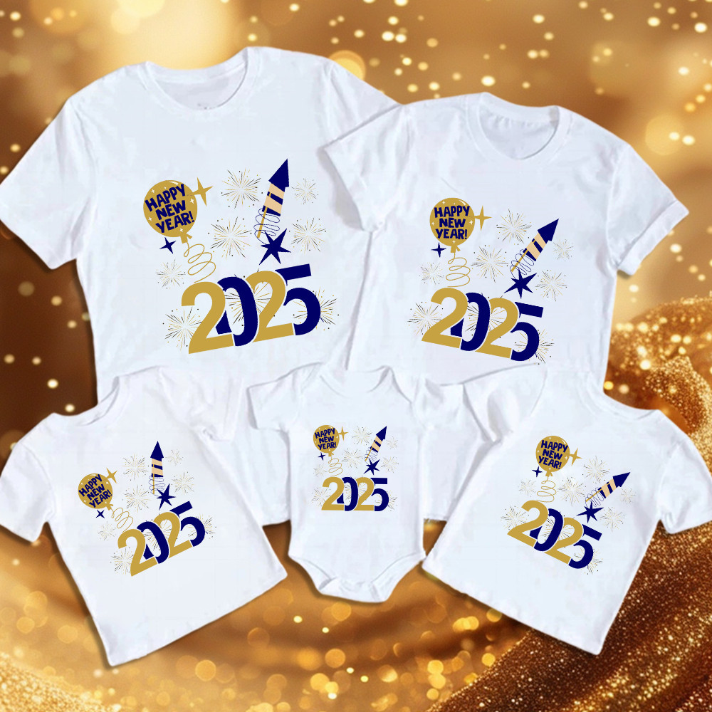 🔥พร้อมส่ง&COD🔥RINA STUDIO เสื้อผ้าพ่อแม่ลูก สวัสดีปีใหม่2025 พิมพ์ชุดเสื้อครอบครัววันเสื้อผ้าสี ...