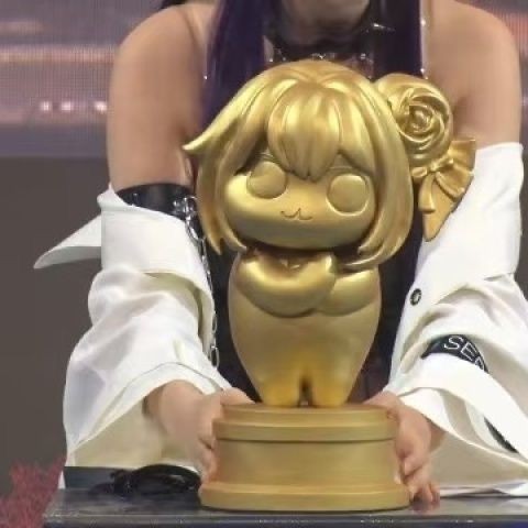 NIKKE Goddess of Victory doro Trophy Gold รูปปั้น Little Golden Man ...