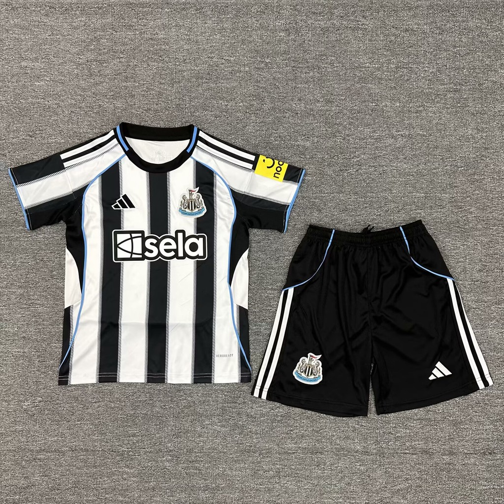 เสื้อผ้าเด็ก 2526 Newcastle home football ชุดเด็กเสื้อและกางเกงขาสั้น ...