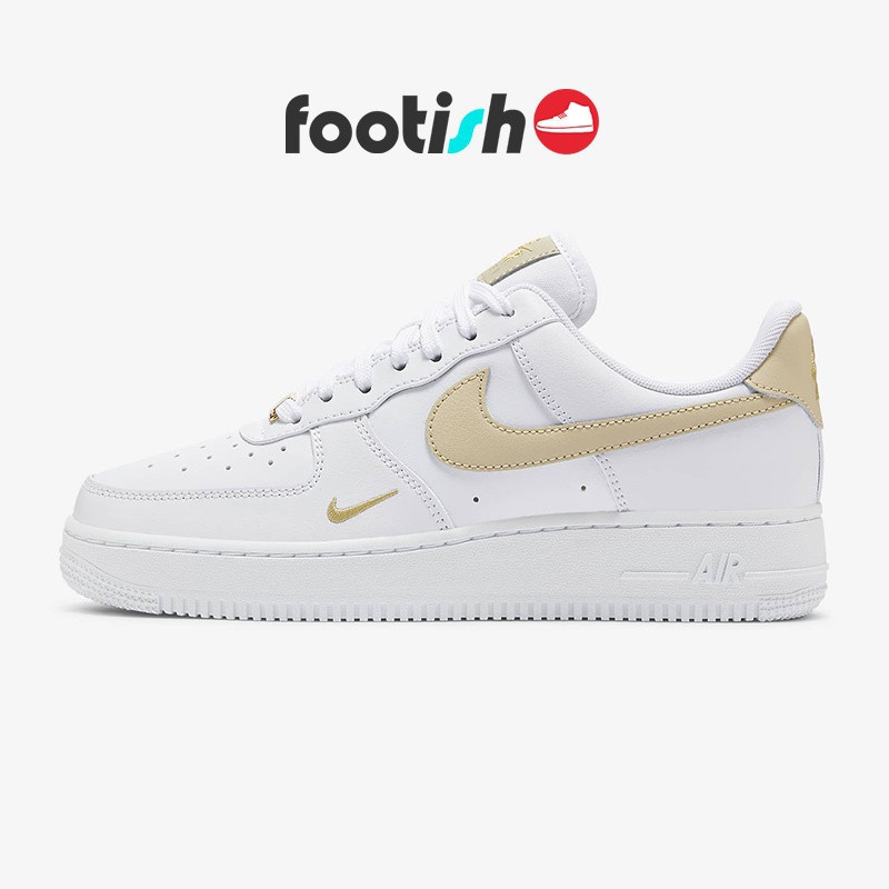 รองเท้าผ้าใบ Air Force 1 '07 ESS สีทองฟอยล์ มิลค์ที ดับเบิ้ลฮุค มินิ ...