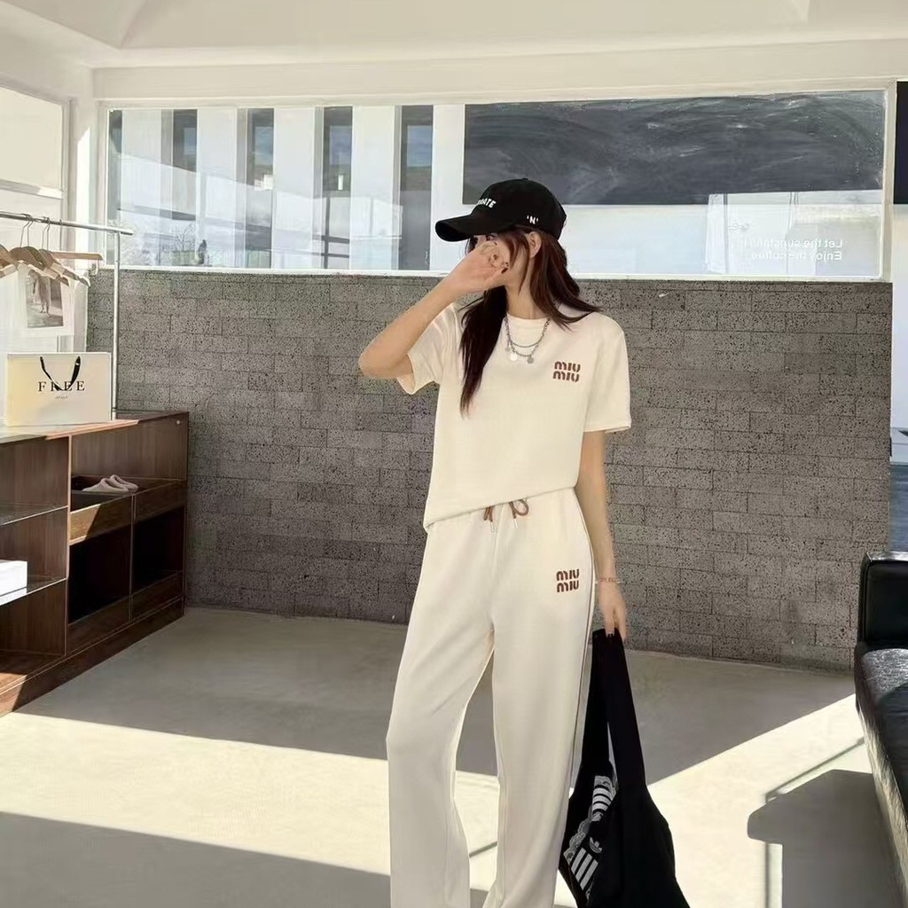 ชุดแฟชั่นใหม่ Miu Miu 2025 ชุดฤดูร้อนปักตัวอักษรอากาศ ชุดลำลองสองชิ้น ...