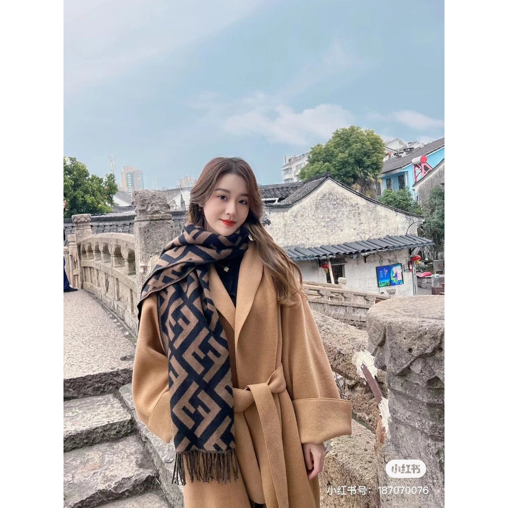 ผ้าพันคอแคชเมียร์ Fendi 100% สไตล์คลาสสิก ทออย่างเนียนนุ่ม ตกแต่งด้วย ...