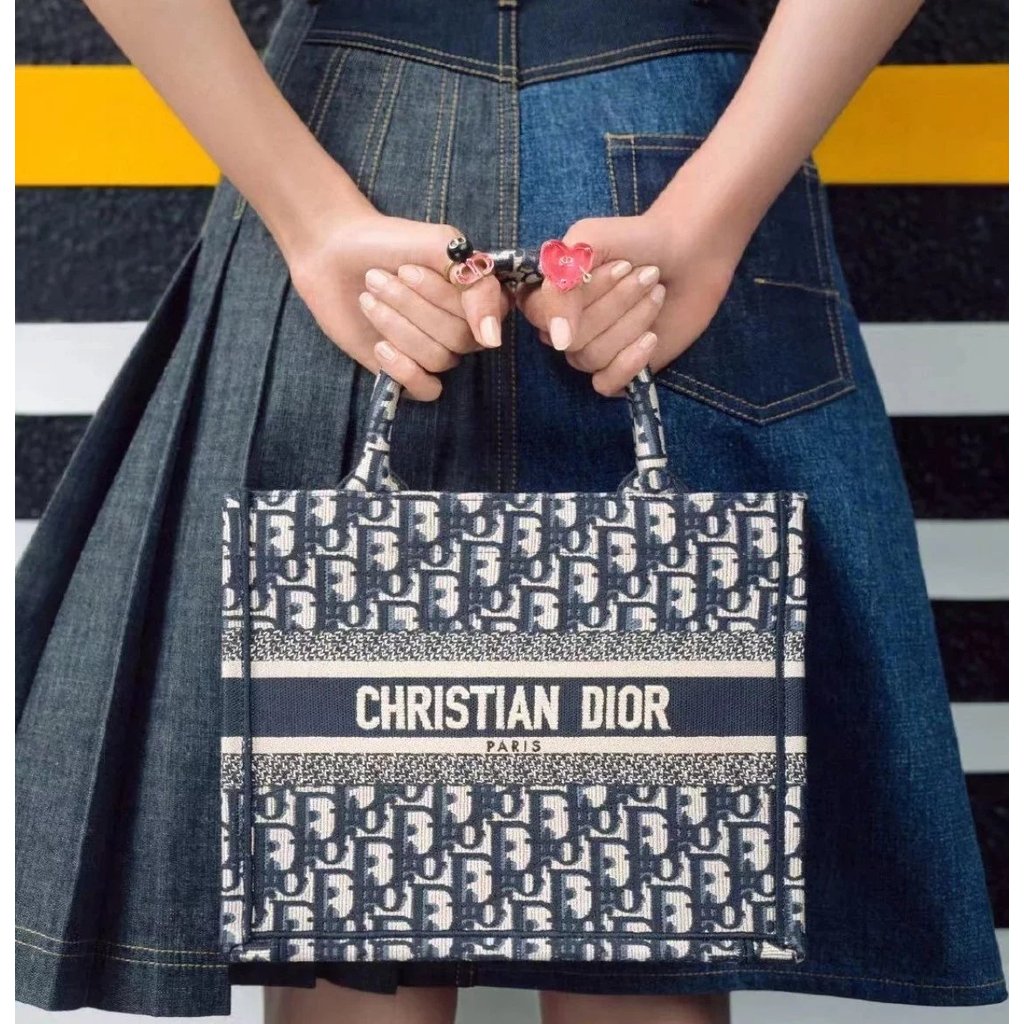 Dior CD Book Tote สไตล์ใหม่ขนาดพอดีมือ กระเป๋าถือเล็กสำหรับการเดินทาง ...