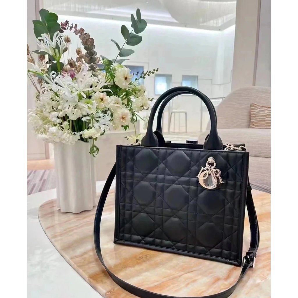 DIOR CD tote bag สำหรับฤดูใบไม้ร่วงและฤดูหนาว ทำจากหนังวัวลายสก๊อต มี ...
