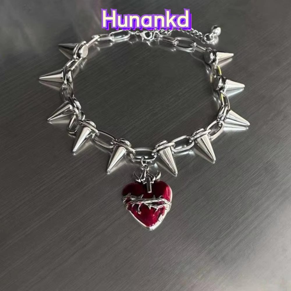 สร้อยคอกlitterหนามสีแดงแบบGrunge ออกแบบมาในสไตล์Y2K Hip Hop และPunk ...