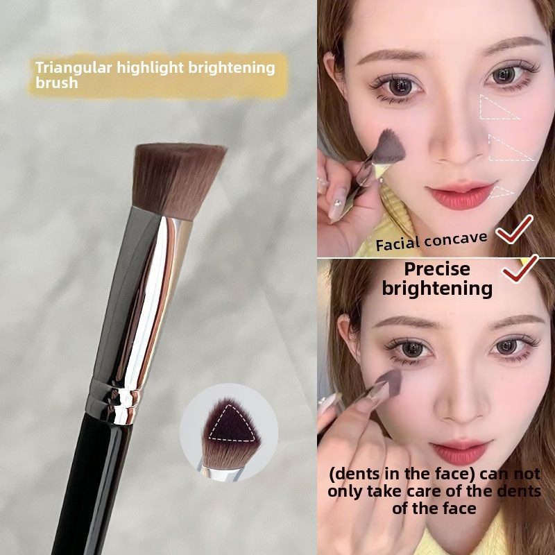 แปรงไฮไลท์สามเหลี่ยม Brightening Tear Groove Surface แปรงแต่งหน้า ...