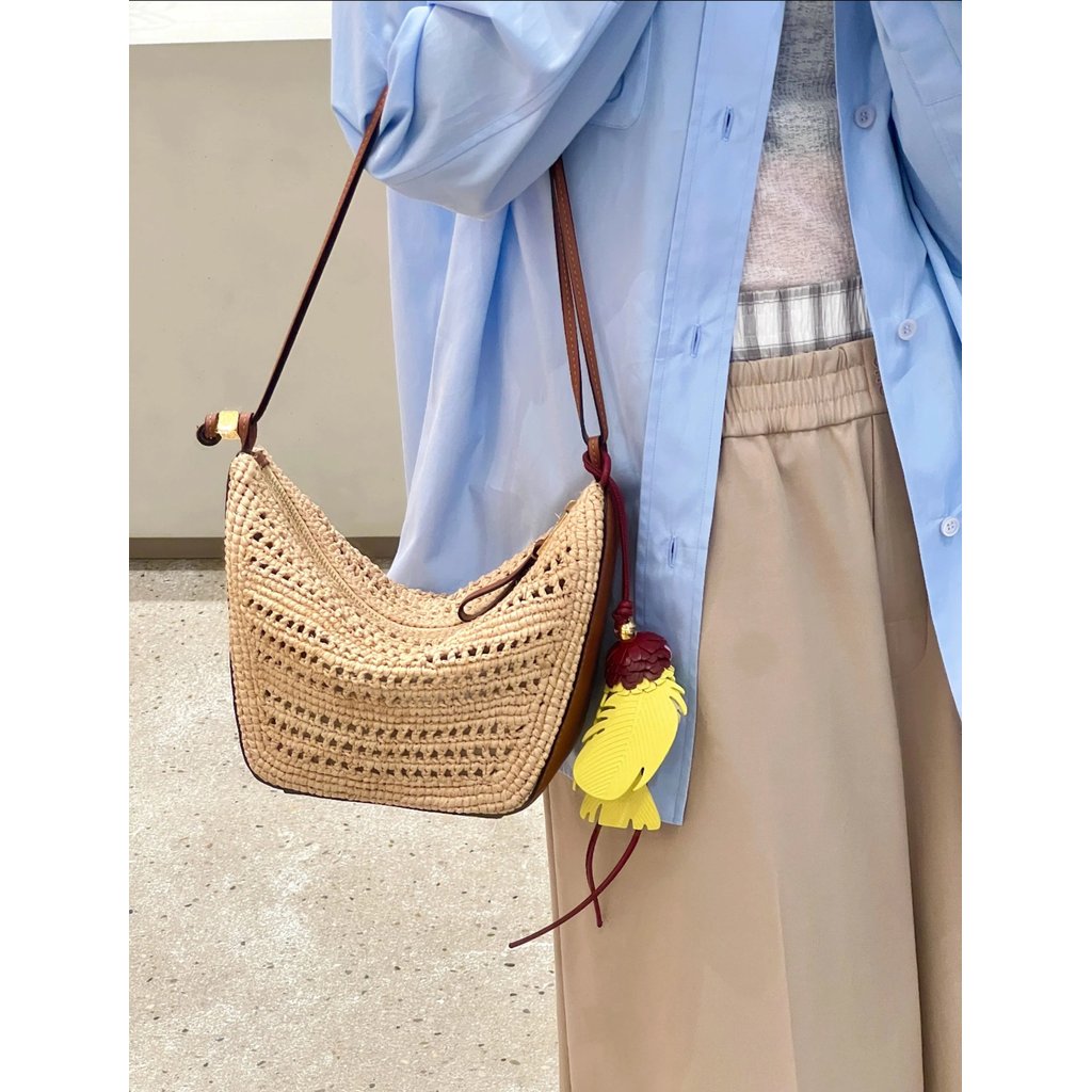 LOEWE Messenger Bag สานจากหวายแท้และหนังวัว เหมาะสำหรับชายหาด | Shopee ...