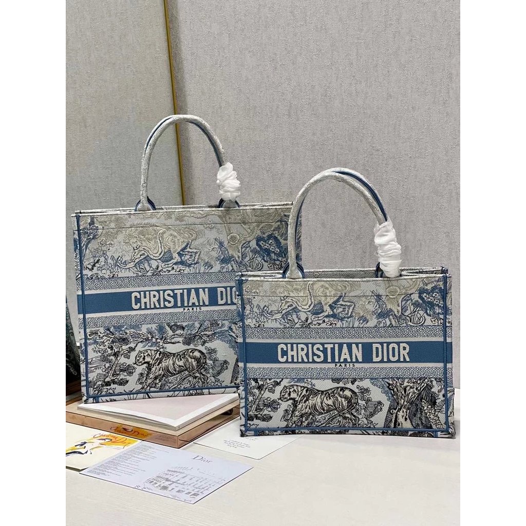 DIOR Tote Tiger สีเทาและสีฟ้า_gradient แฟรี้ยน กระเป๋าสะพายไหล่ ...