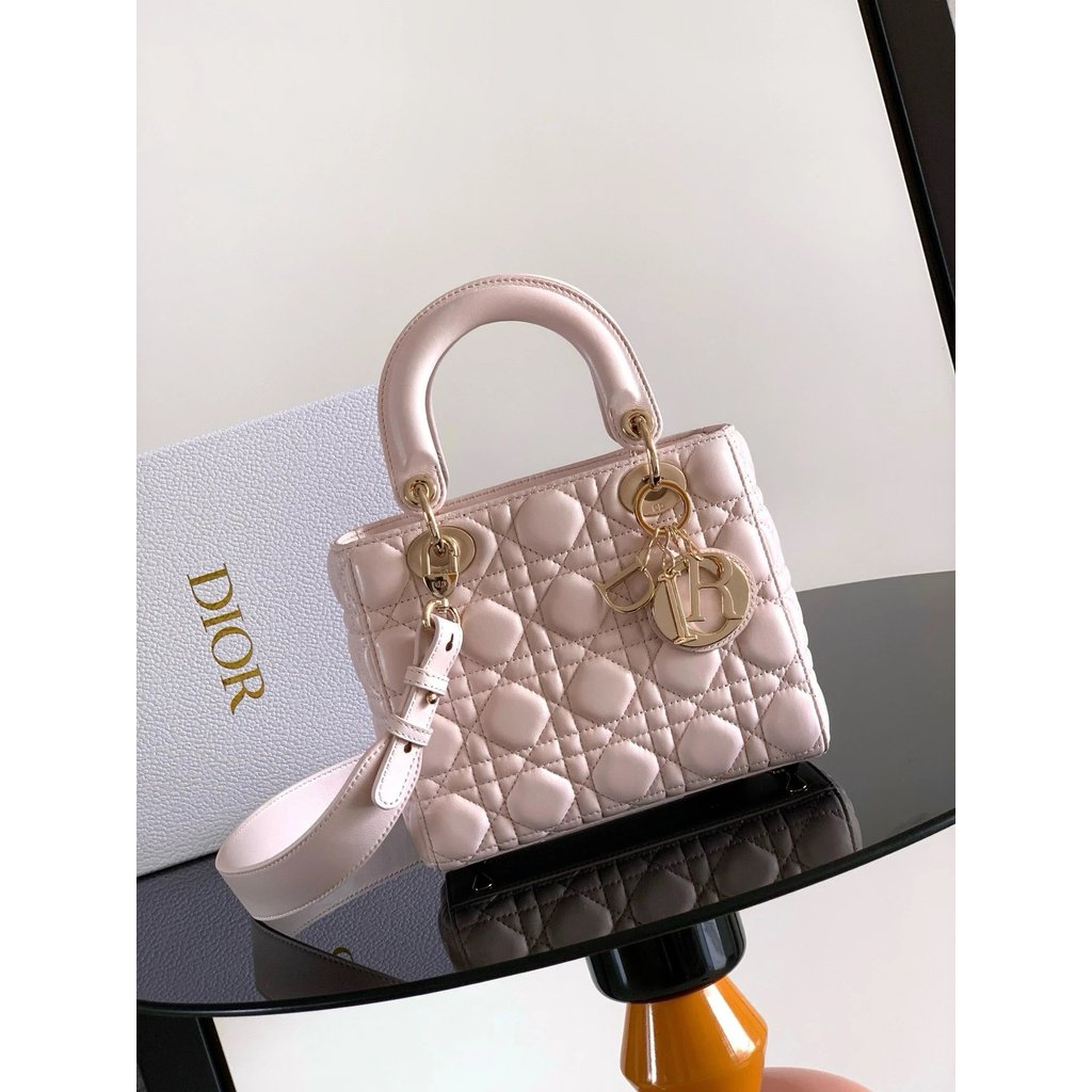 DIOR Lady Four-Grid Diana Bag สีชมพูเชอร์รีบลัมม์จากหนังแกะแท้ ออกแบบมา ...