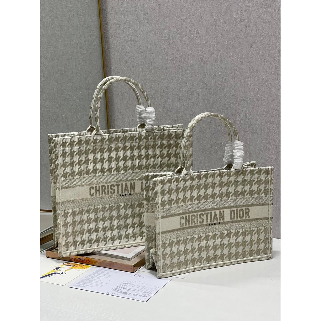 DIOR CD Book Tote Bag ลาย Golden Houndstooth กระเป๋าถือขนาดใหญ่สำหรับ ...