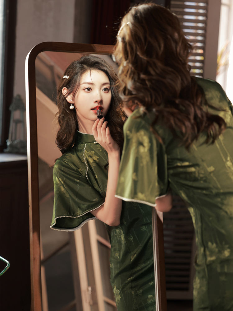 สไตล์ใหม่ Cheongsam สีเขียวเข้ม Jacquard ซาติน Inverted แขนขนาดใหญ่ ...