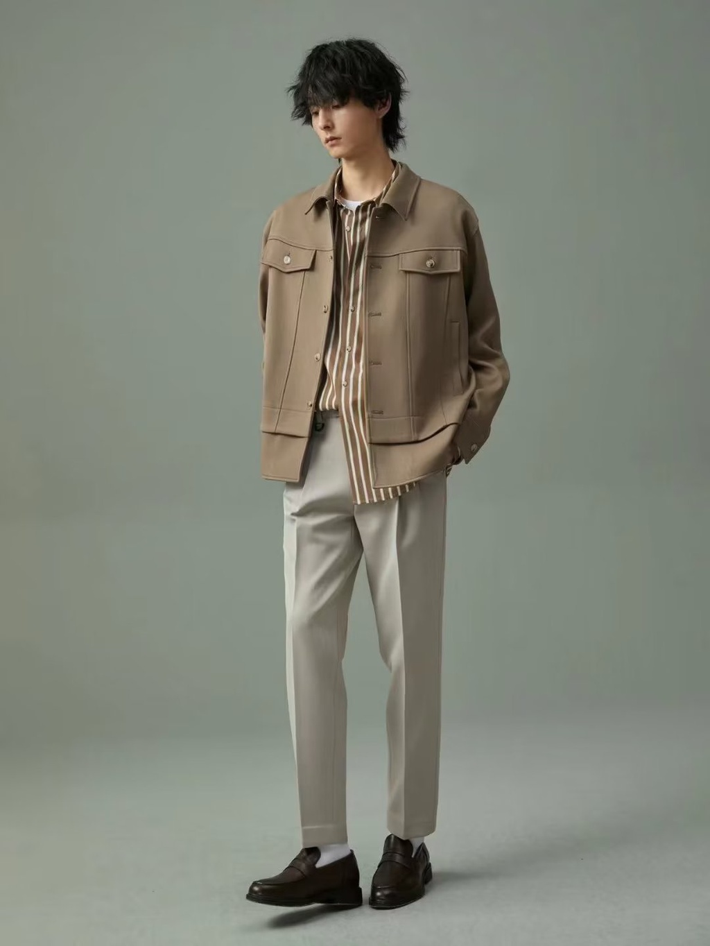 เสื้อแจ็คเก็ตผู้ชายการออกแบบความรู้สึกหลวมหล่อลําลองด้านบนสั้นปกเสื้อ ...