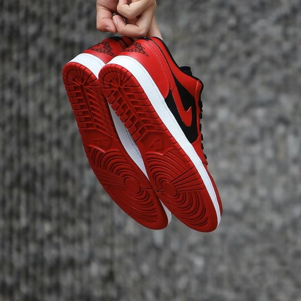 ♞EASYRUN UA Air Jordan 1 Varsity Red Lowcut แฟชั่นผู้ชายผ้าใบกีฬา ...