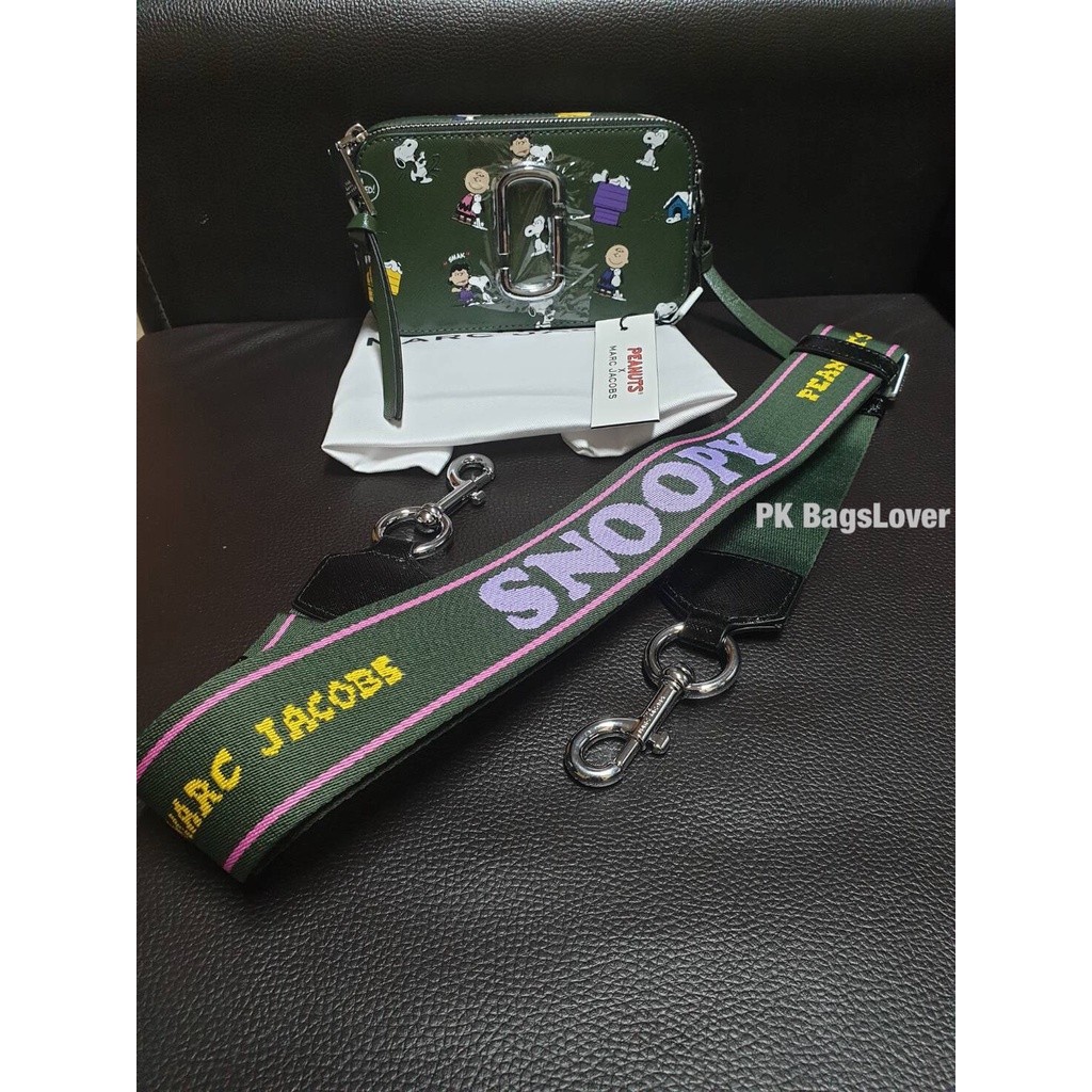 กระเป๋าสะพายข้าง Snapshot Peanuts x Marc Jacobs สีเขียว อะไหล่สีเงิน ...