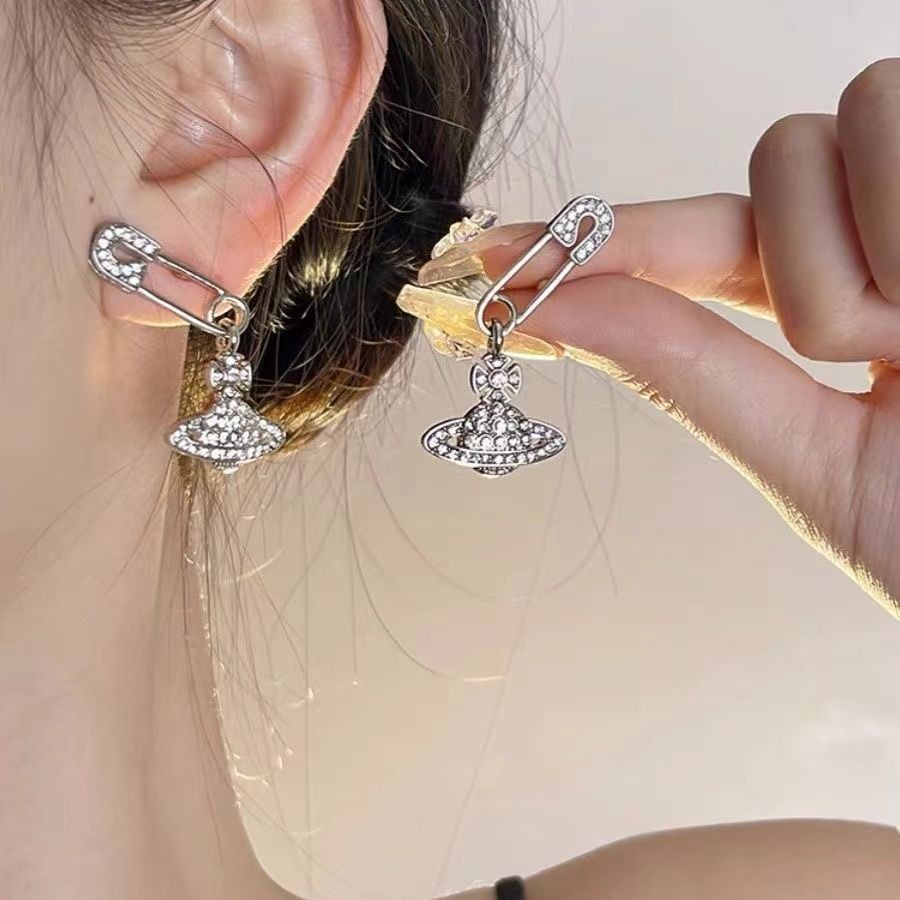 Vivienne Westwood West Queen Mother Vivian Pin Paperclip Saturn ต่างหู ...