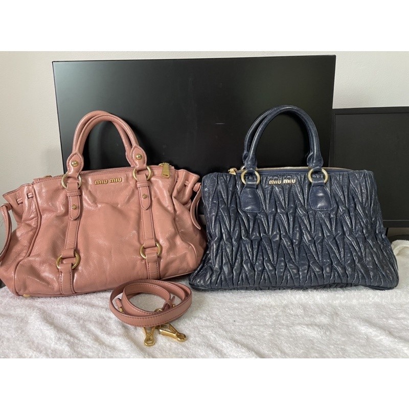 ♞mui mui กระเป๋าทรงถือหรือสะพายไหล่ มิว มิว แบรนด์เนมแท้มือสอง สภาพดี ...
