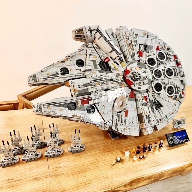 The Galactic Conflict Series Millennium Falcon Building Blocks 75105 ...