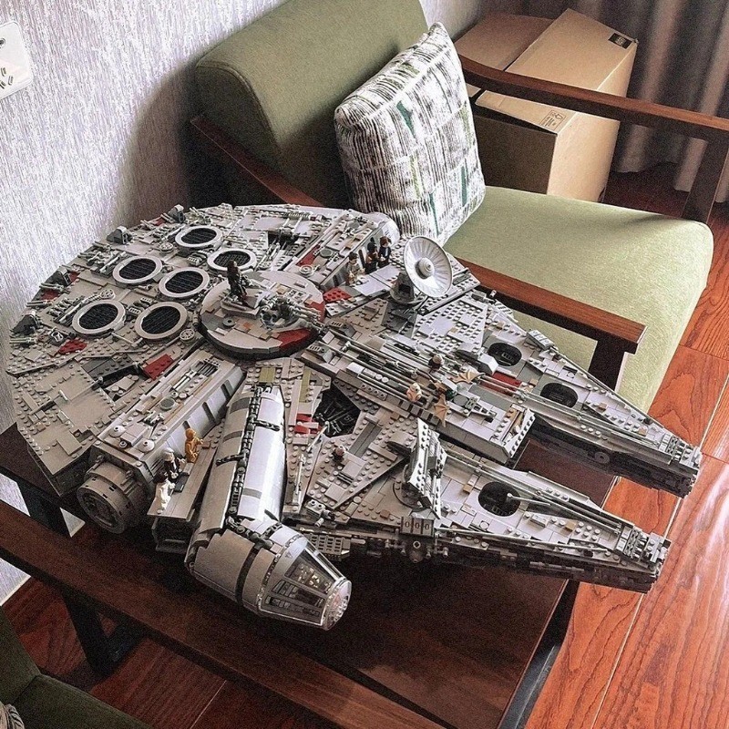 The Galactic Conflict Series Millennium Falcon Building Blocks 75105 ...