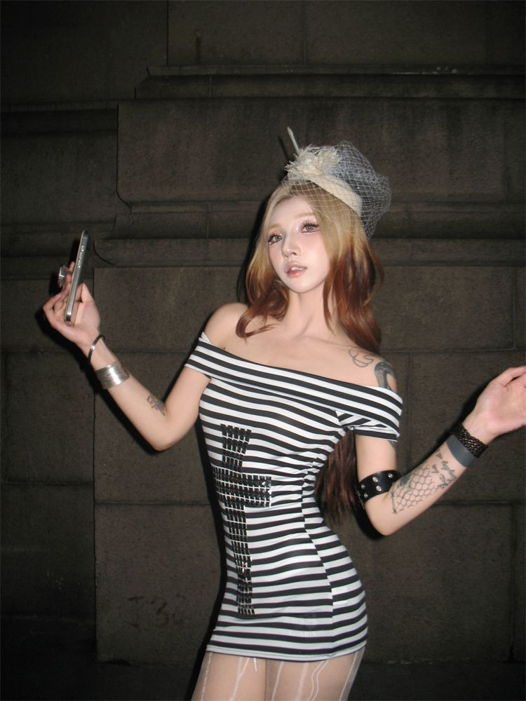 เสื้อยืดสไตล์เอเชีย.Cross Rivets สีดำสีขาว ออกแบบไหล่แน่น สำหรับวัยรุ่น ...