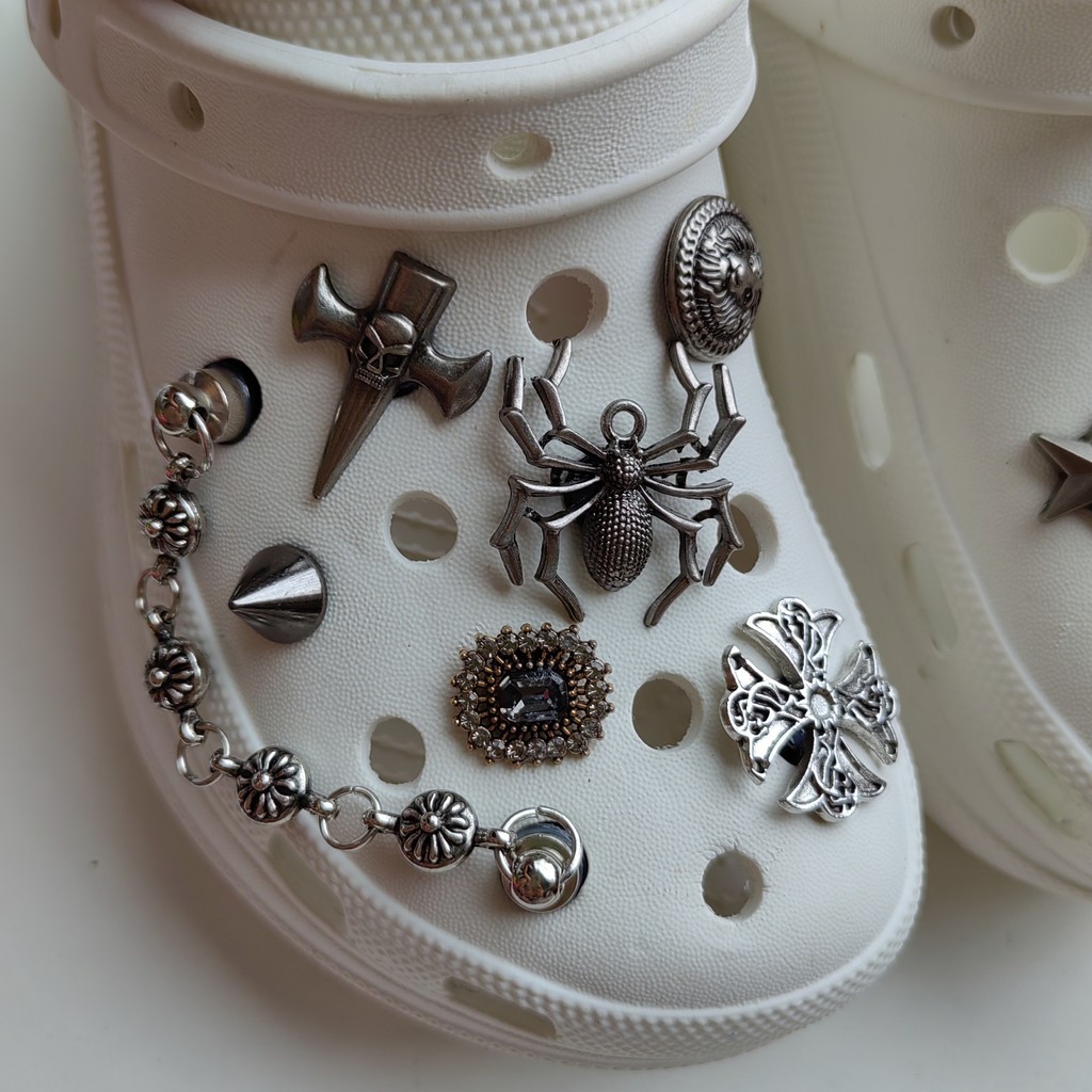 Jibbitz crocs อุปกรณ์รองเท้าโลหะตกแต่ง vintage crow heart cross รองเท้า ...