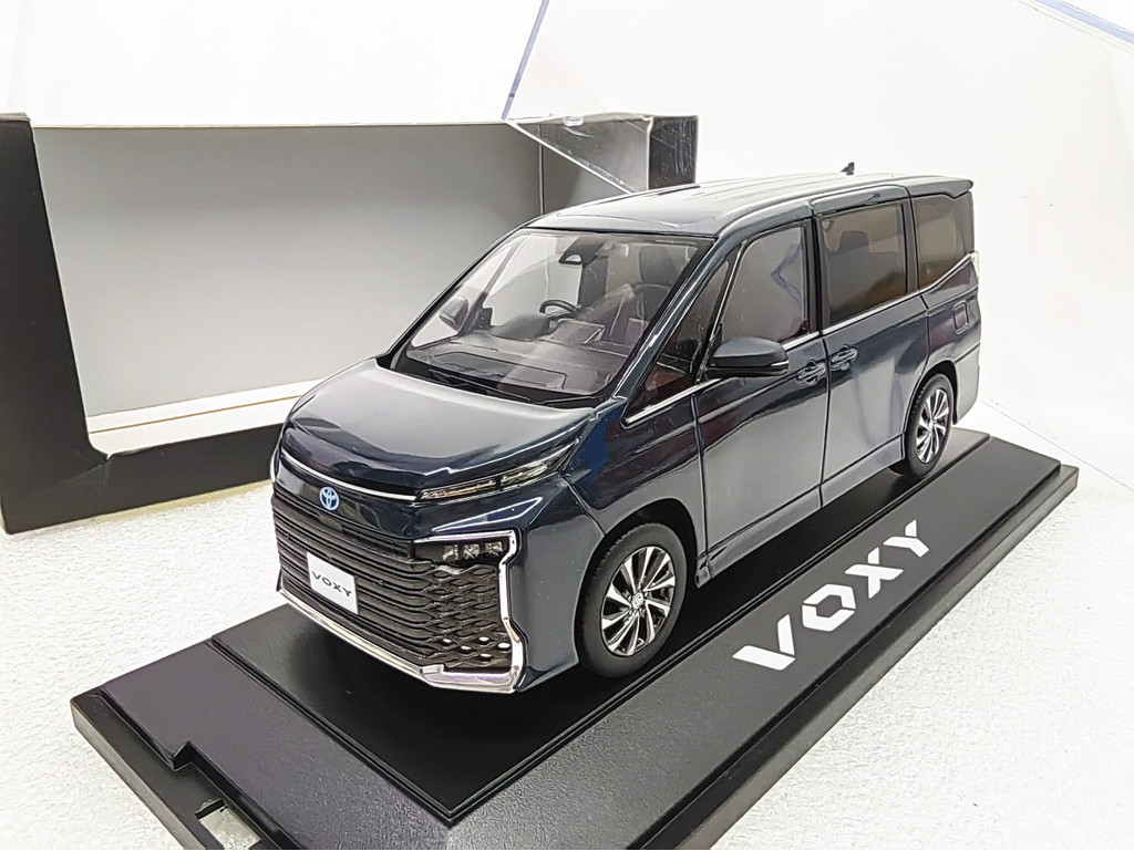1/30 โรงงานเดิม Toyota VOXY MPV โลหะผสมคอลเลกชันรถรุ่น | Shopee Thailand