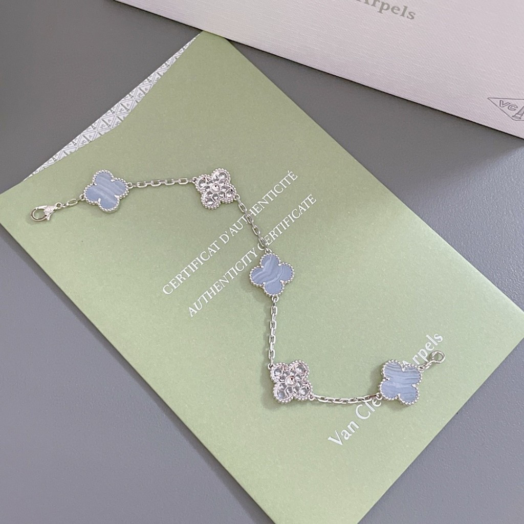 Pre order ราคา3600 Van Cleef & Arpels five flowers half diamond purple ...