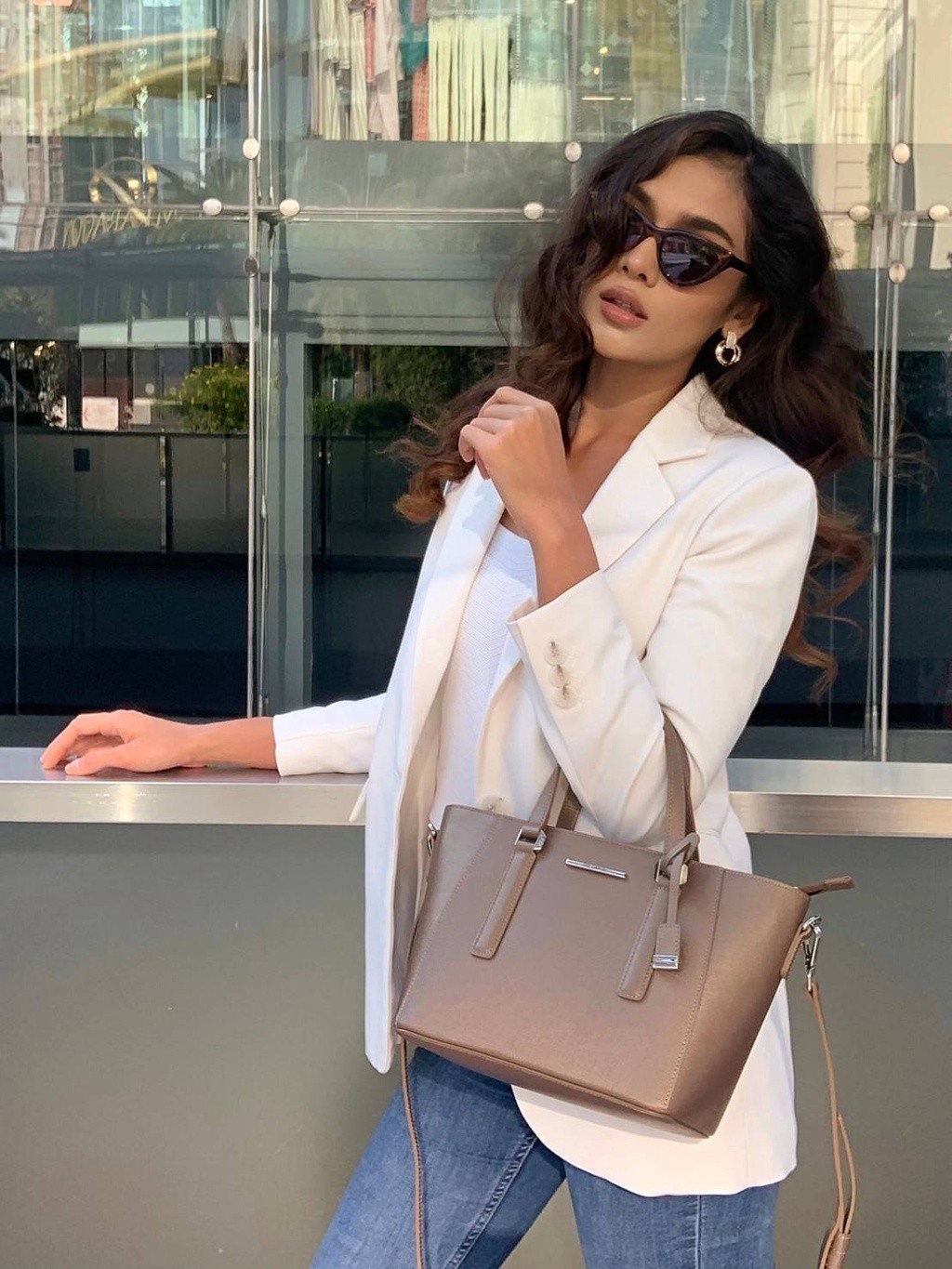 Guy Laroche กระเป๋าถือพร้อมสายสะพายยาว รุ่น GRETA 50S II ( สีน้ำตาล ...